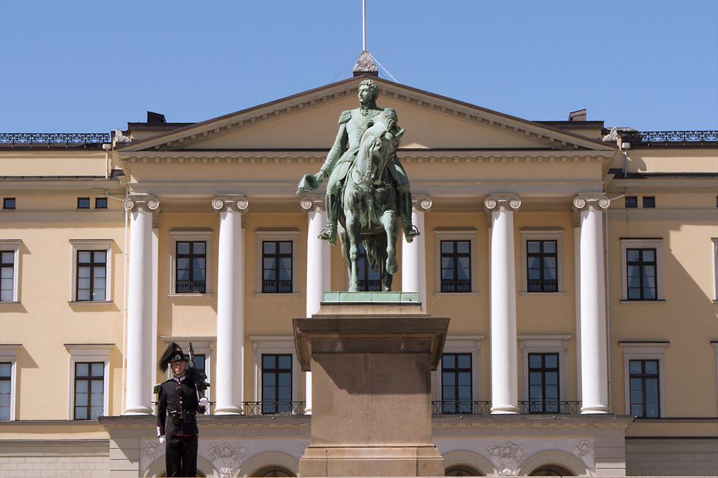 Slottet bak statuen av Karl Johan.